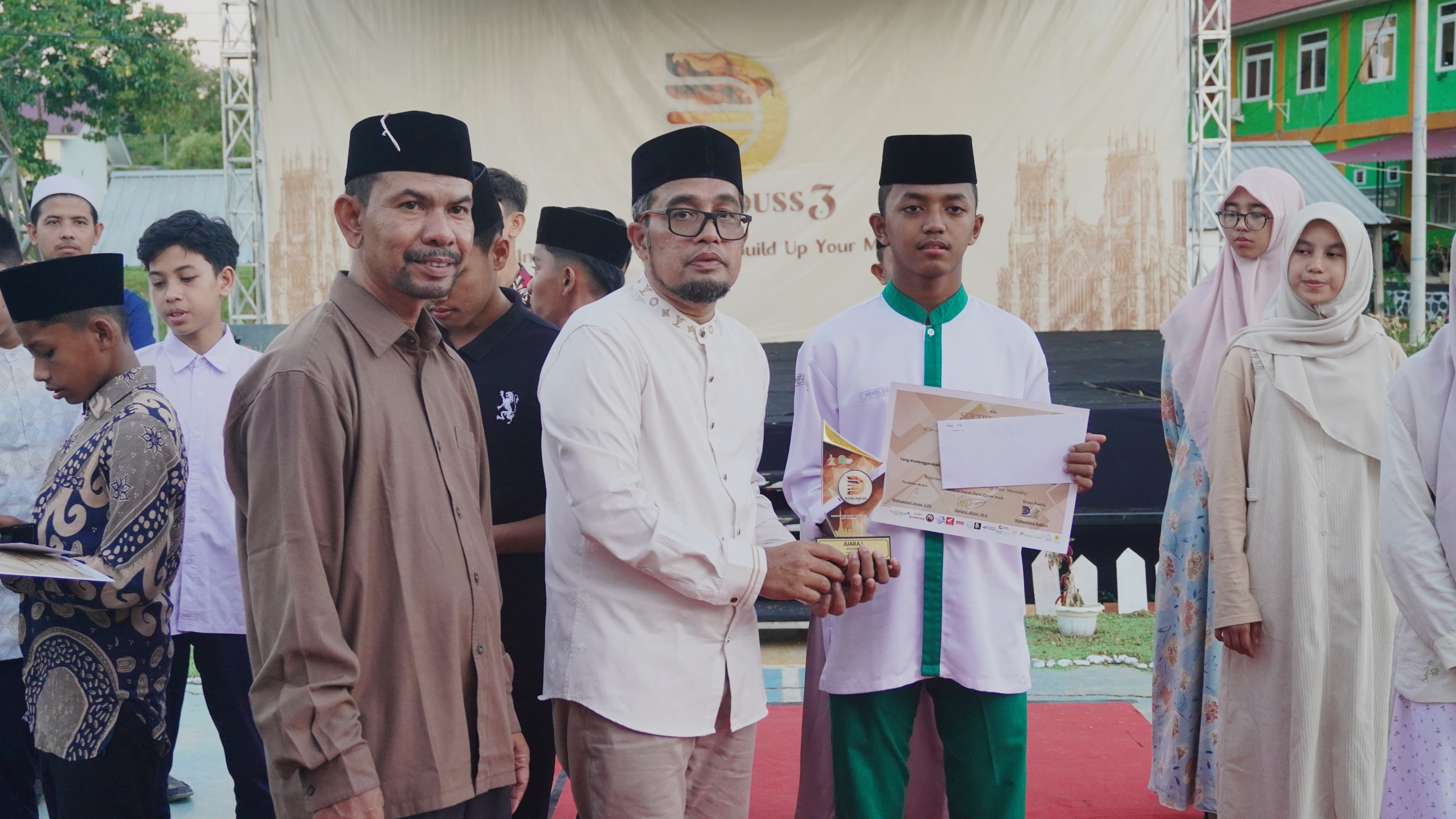 MTsS Tgk Chiek Oemar Diyan dan MAS Ulumul Quran Raih Juara Umum DAMASQUSS III Darul Quran Aceh ...