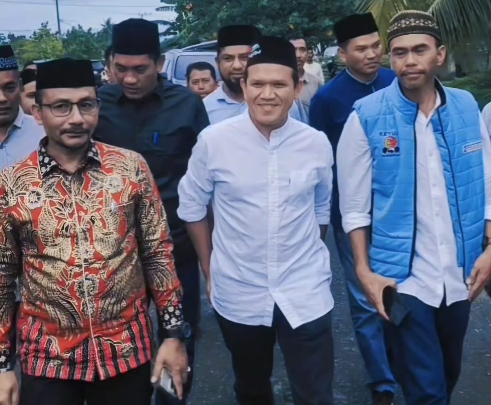 Dek Fadh Didampingi Haji Uma Takziah ke Rumah Almarhum Abu Lamkawe ...