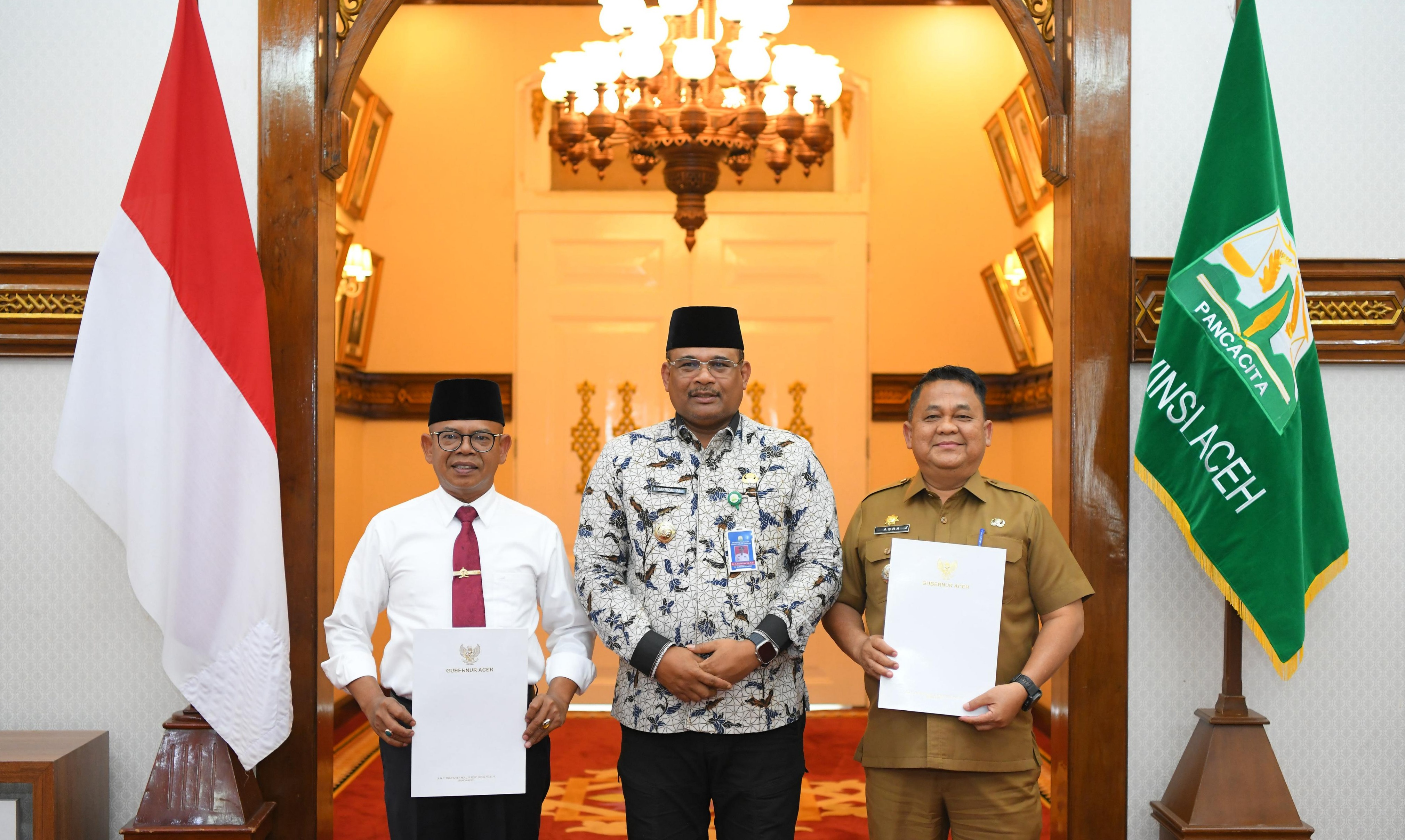 Pj Gubernur Safrizal Serahkan SK Perpanjangan Masa Jabatan Pj Bupati Aceh Tamiang dan Aceh Jaya ...