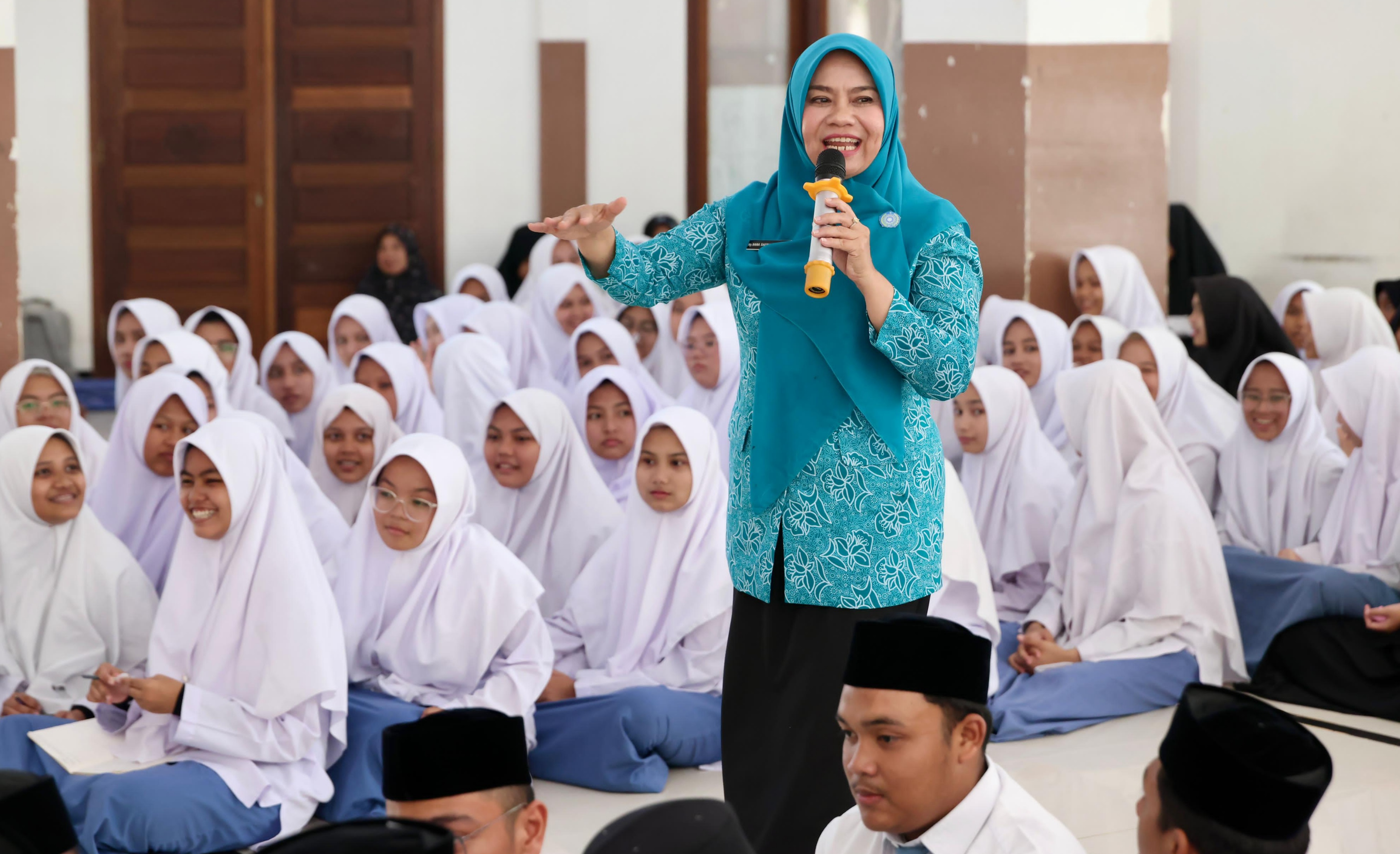Pj Ketua TP PKK Aceh Edukasi Santri MDTI Tentang Gizi, Anemia, dan Pengembangan Diri - Sumber ...