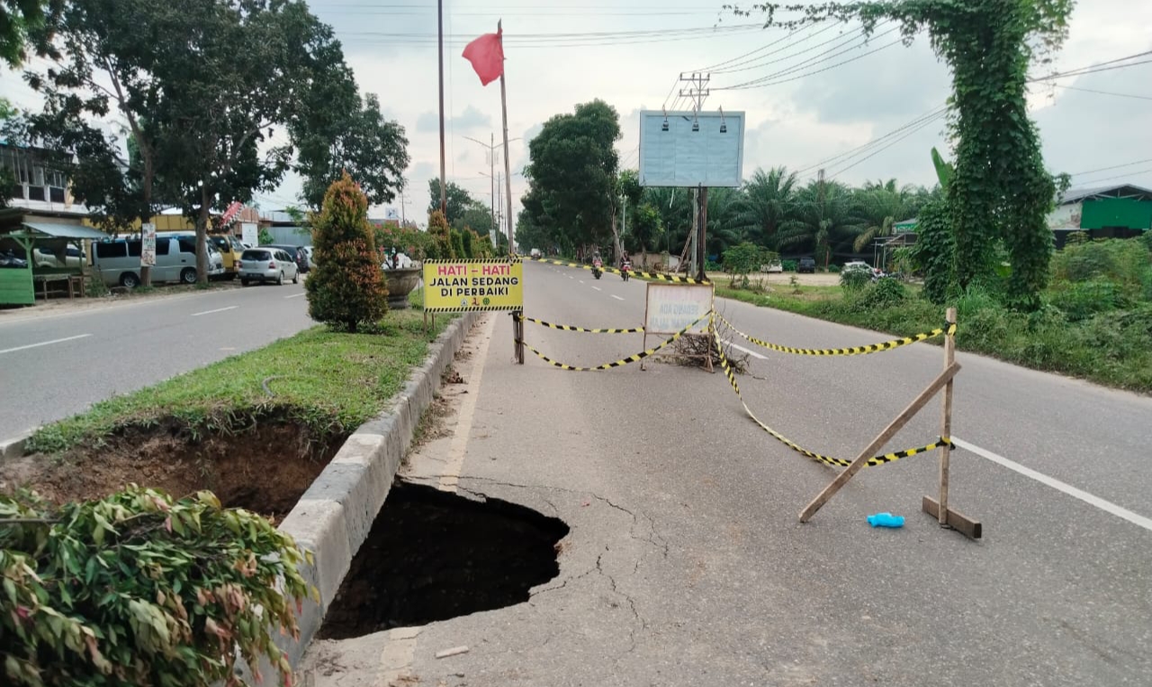 Ruas Jalan Nasional di Aceh Tamiang Amblas, Ancam Pengguna Jalan - Sumber : habateras.com ...