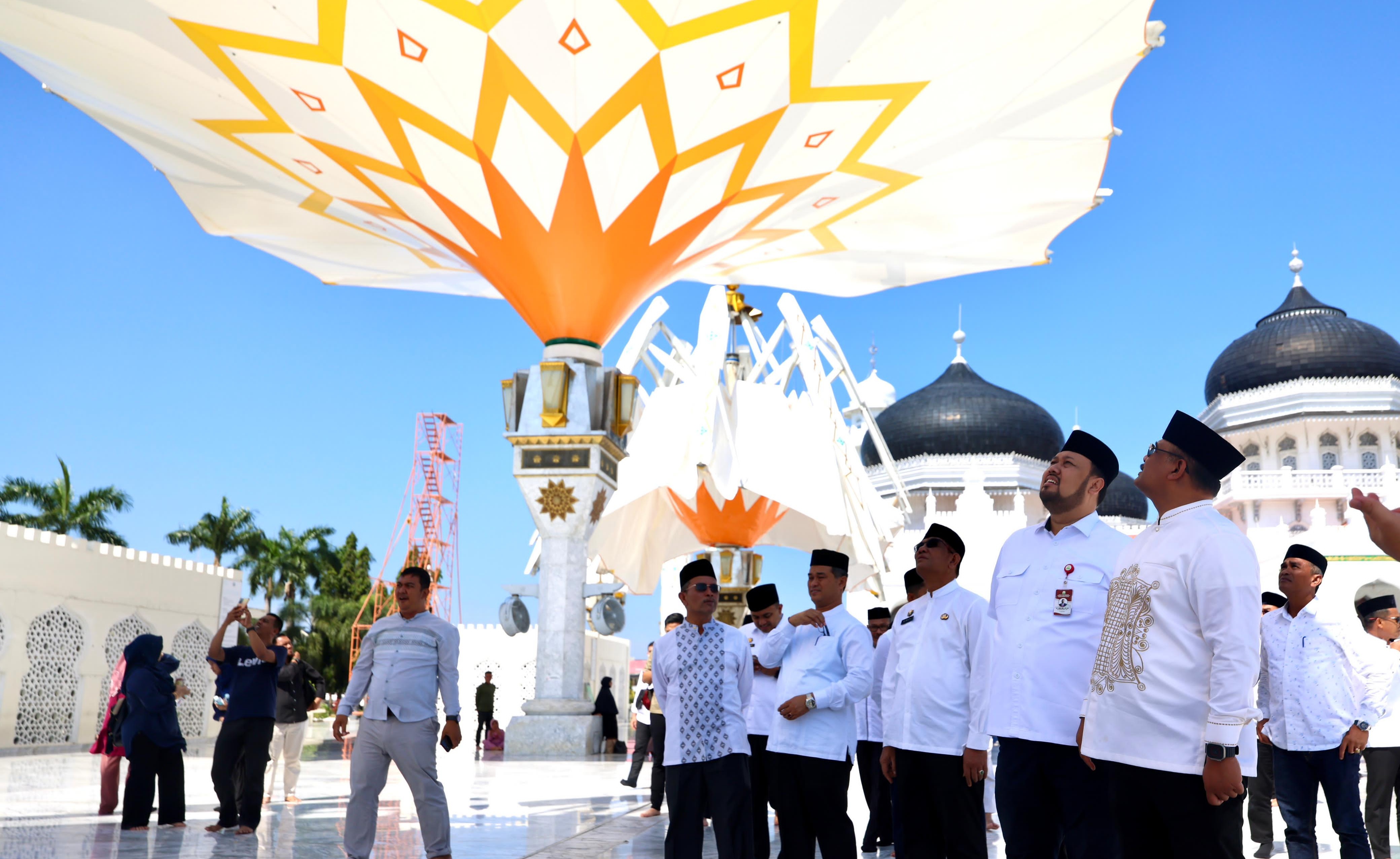 Pj Gubernur Safrizal Resmikan Rehabilitasi Payung Elektrik dan Lantai Masjid Raya Baiturrahman ...