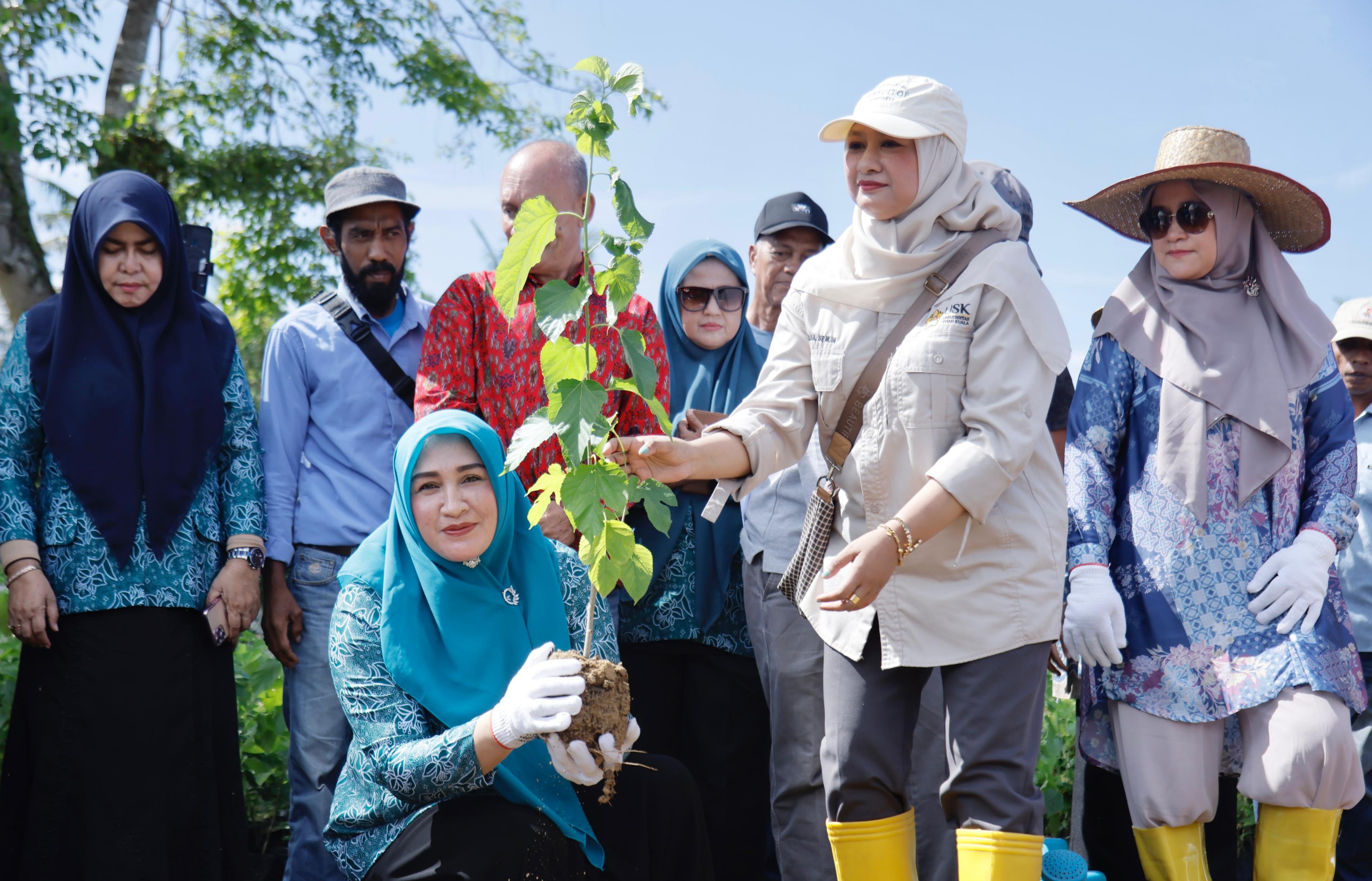 Marlina Muzakir Tanam Murbei, Dorong Kebangkitan Sutera Aceh